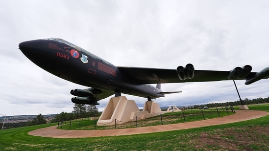 B-52 bomber crash highlights: 8 crew members dead as jet goes down ...