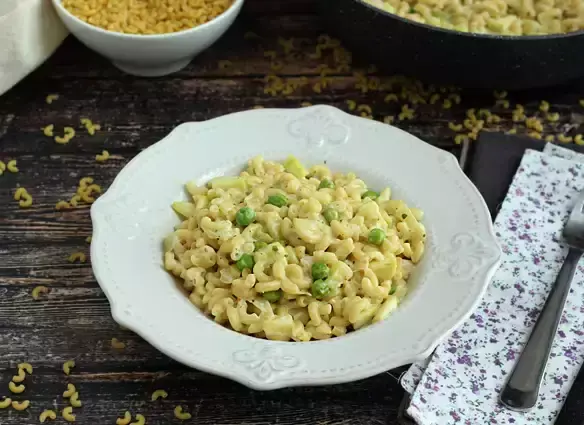 Pasta con calabacín, guisantes y queso, estilo risotto