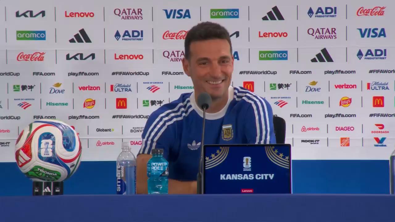 Moment: Hey Martín, I didn’t see you! Former team-mate Palermo ...