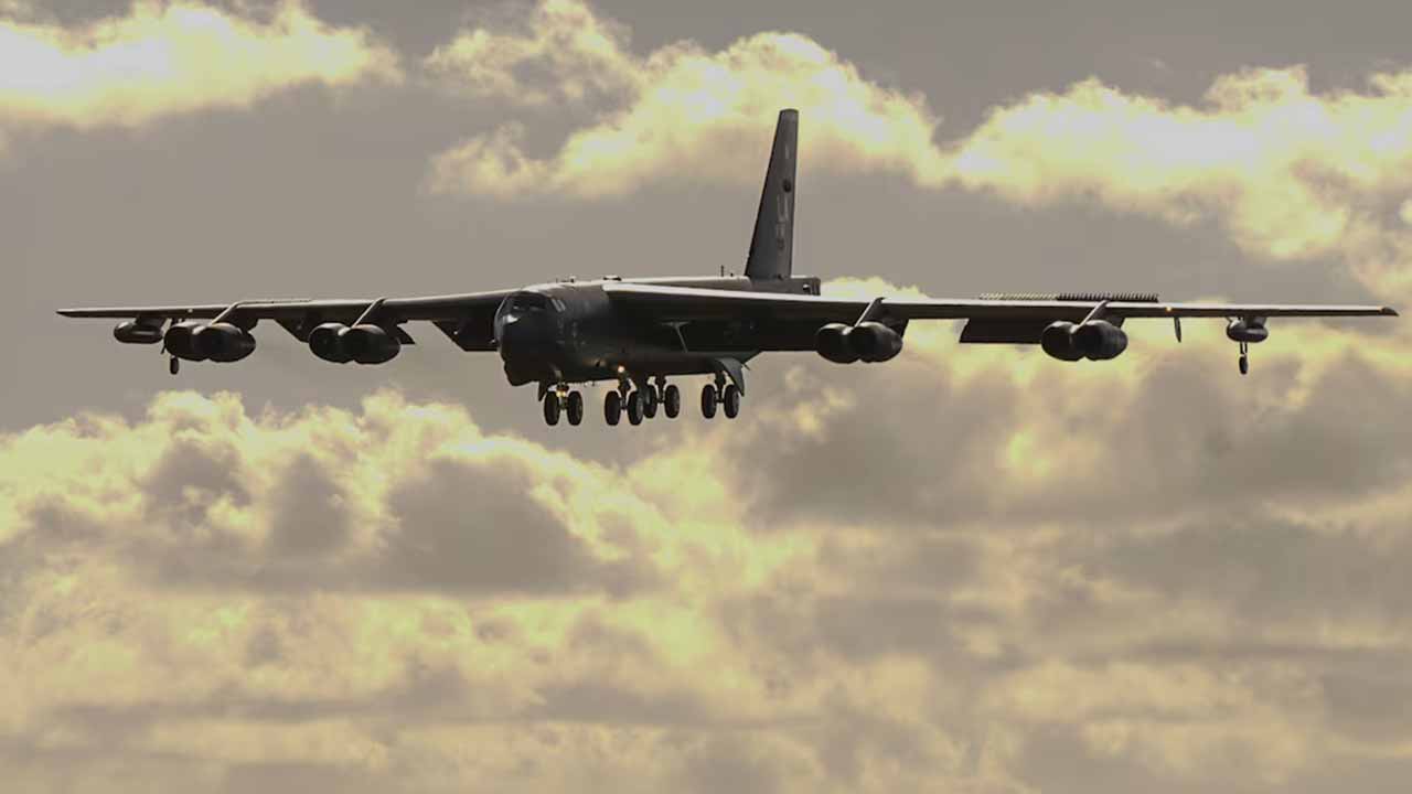 B-52-bombefly styrter ned efter takeoff fra Edwards Air Force Base i ...