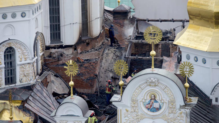 Al menos 11 muertos y graves daños en una histórica catedral tras un ...