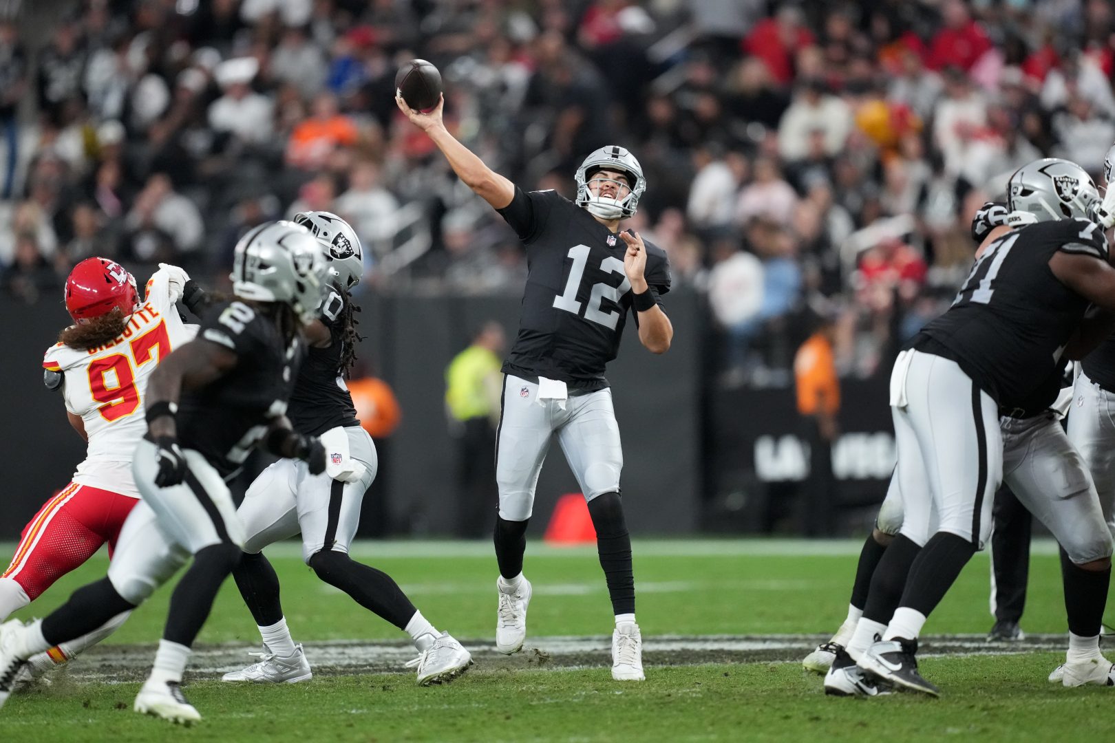 Raiders QB race stays wide open after O’Connell’s strong spring