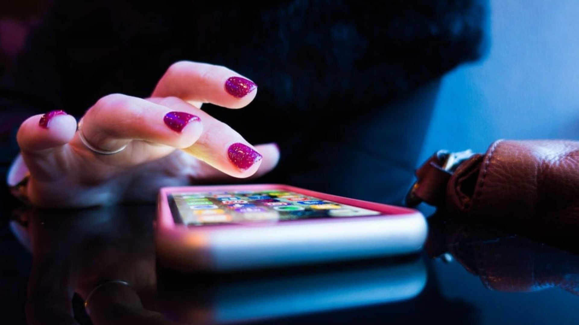 10 texting habits that build attraction & 10 that kill it immediately