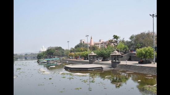 MPCB, fisheries Dept inspect Indrayani River following fish kill
