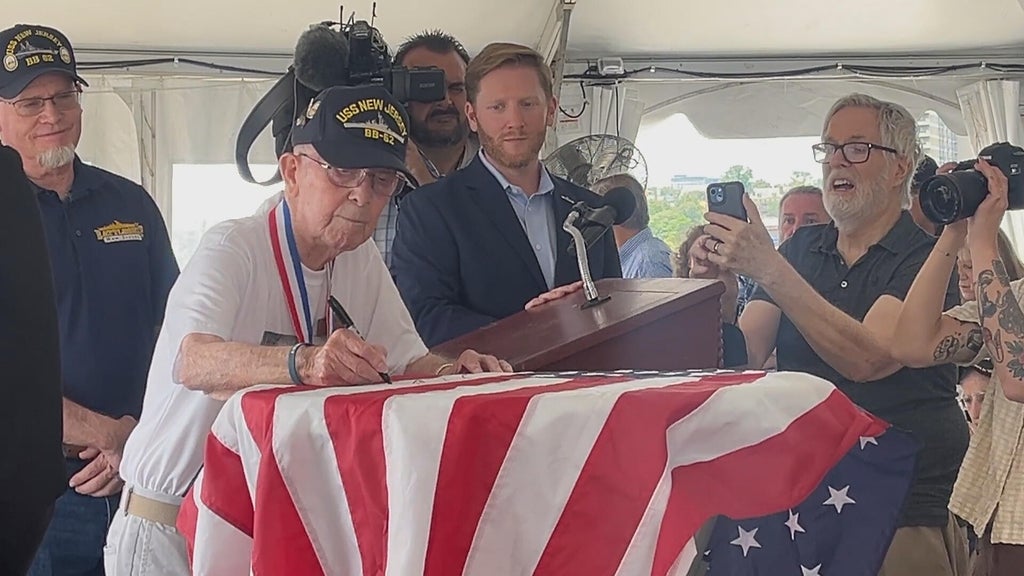 101-year-old WWII veteran returns to Battleship New Jersey for ...