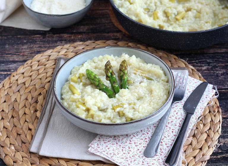 Yeşil kuşkonmaz ve parmesanlı risotto