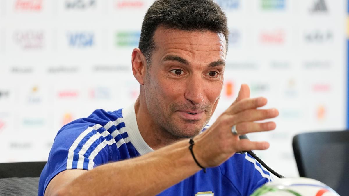El emotivo momentazo entre Scaloni y Palermo en rueda de prensa