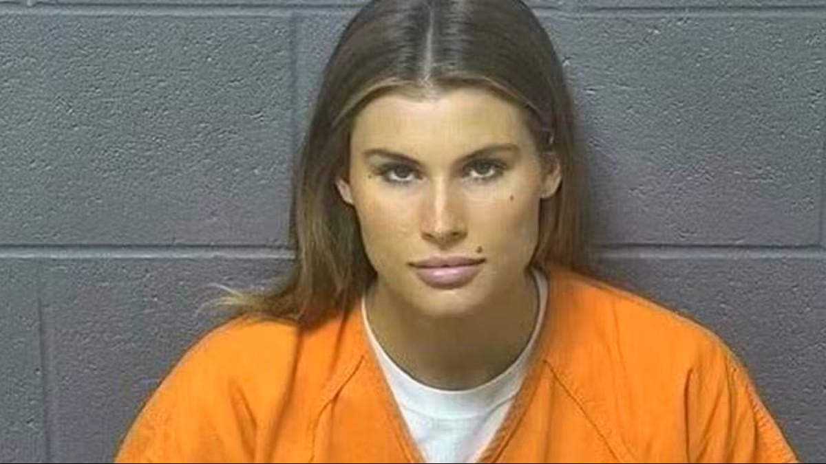 Mugshot van knappe Veronica Koval gaat viraal en ze is in één klap ...