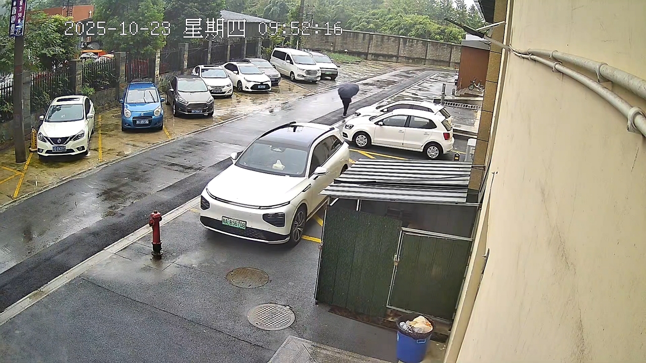 Car crashes into fire hydrant in Sichuan!