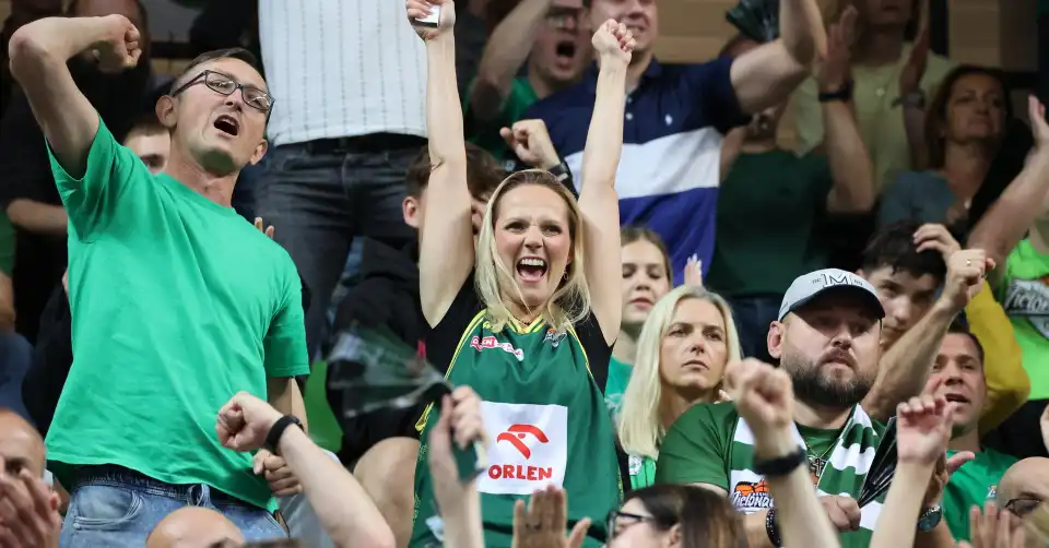 Trybuny w hali CRS dały najlepszy doping świata! Zastal wygrał, kibice ...