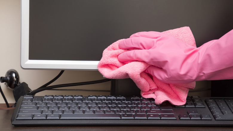 Dos and don'ts for cleaning your TV or computer screen