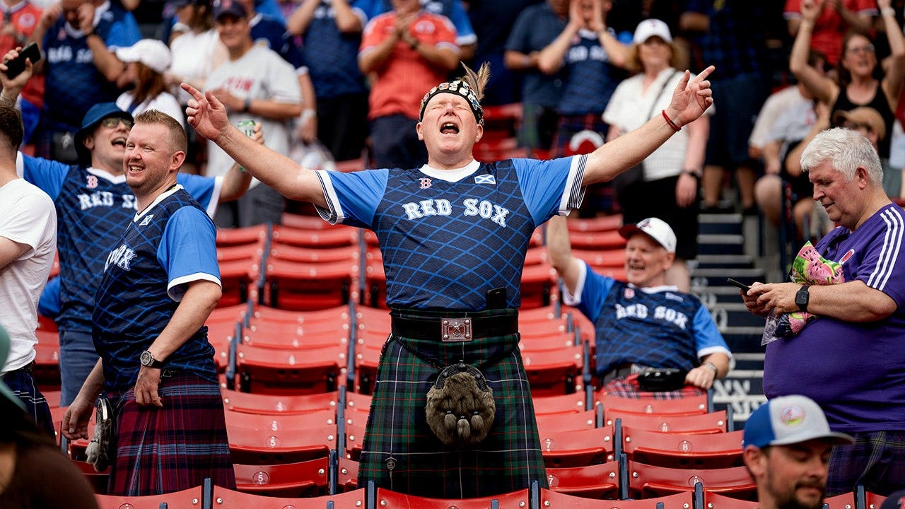 Scotland's Tartan Army soccer fans turned Red Sox game at Fenway Park ...