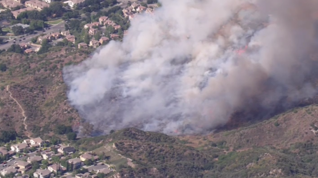 Brush fire burning near Stevenson Ranch homes in Santa Clarita Valley
