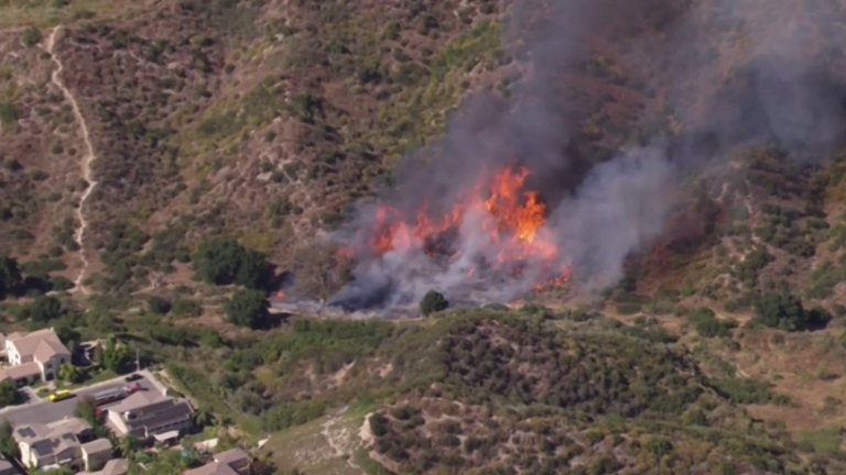 Brush fire burning near Stevenson Ranch homes in Santa Clarita Valley