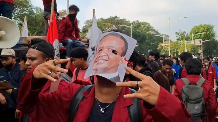 Spanduk raksasa Indonesia sekarat, poster rakyat tercekik hingga ...
