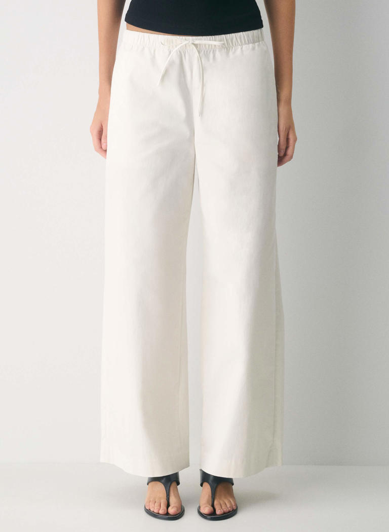 It girls know easy summer outfits start with white sneakers and this ...