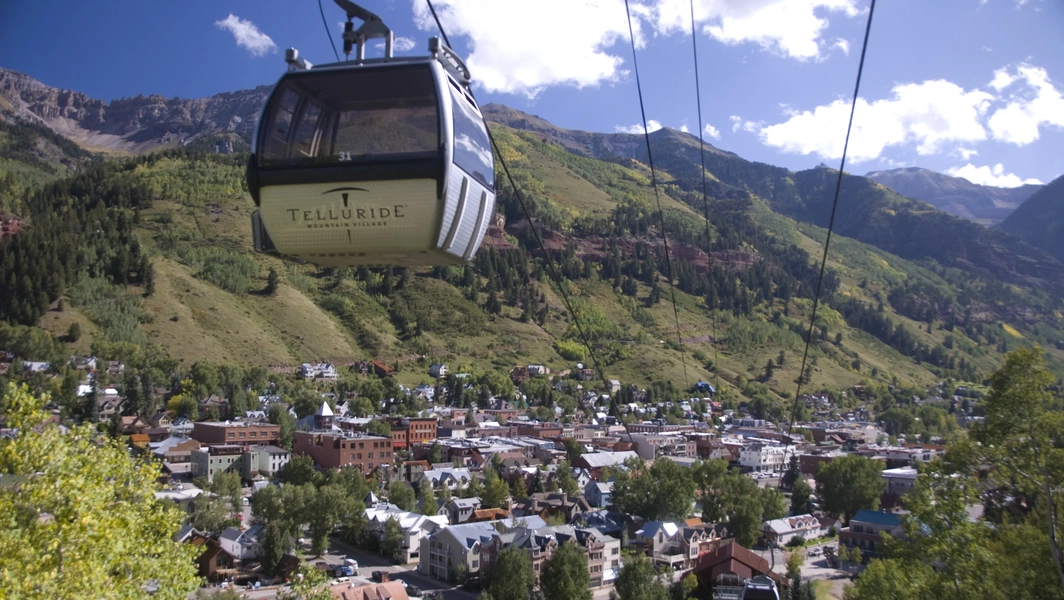 18 scenic mountain towns across America