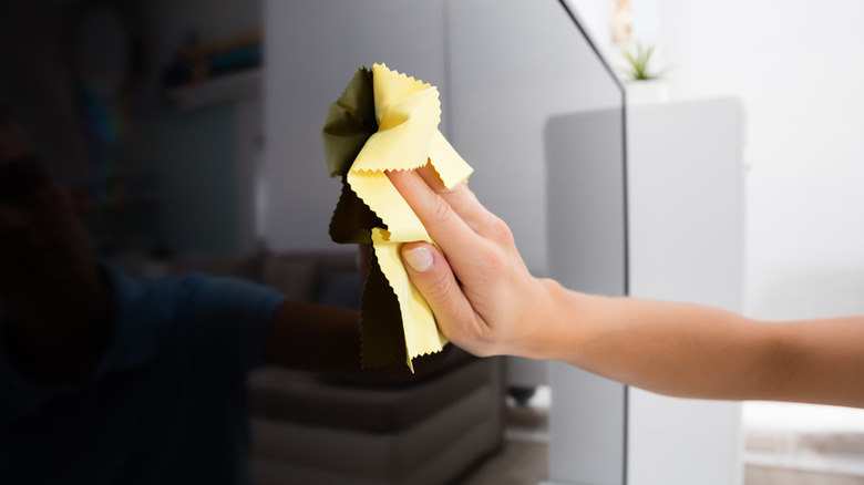 Dos and don'ts for cleaning your TV or computer screen
