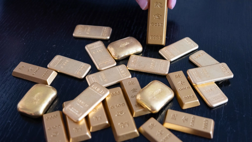 Gold tests 200-day SMA as miners show resilience