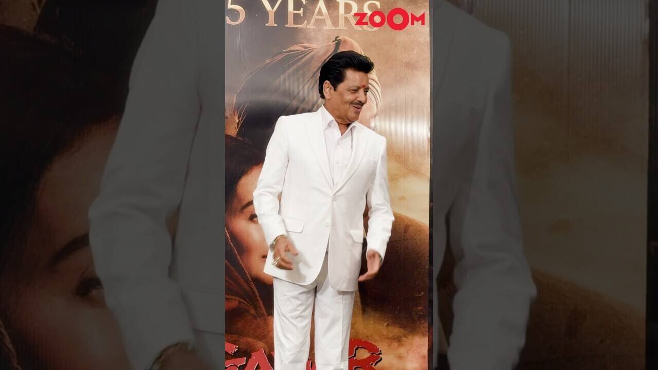 Udit Narayan joyfully performs 'Main nikla gaddi leke' for ...