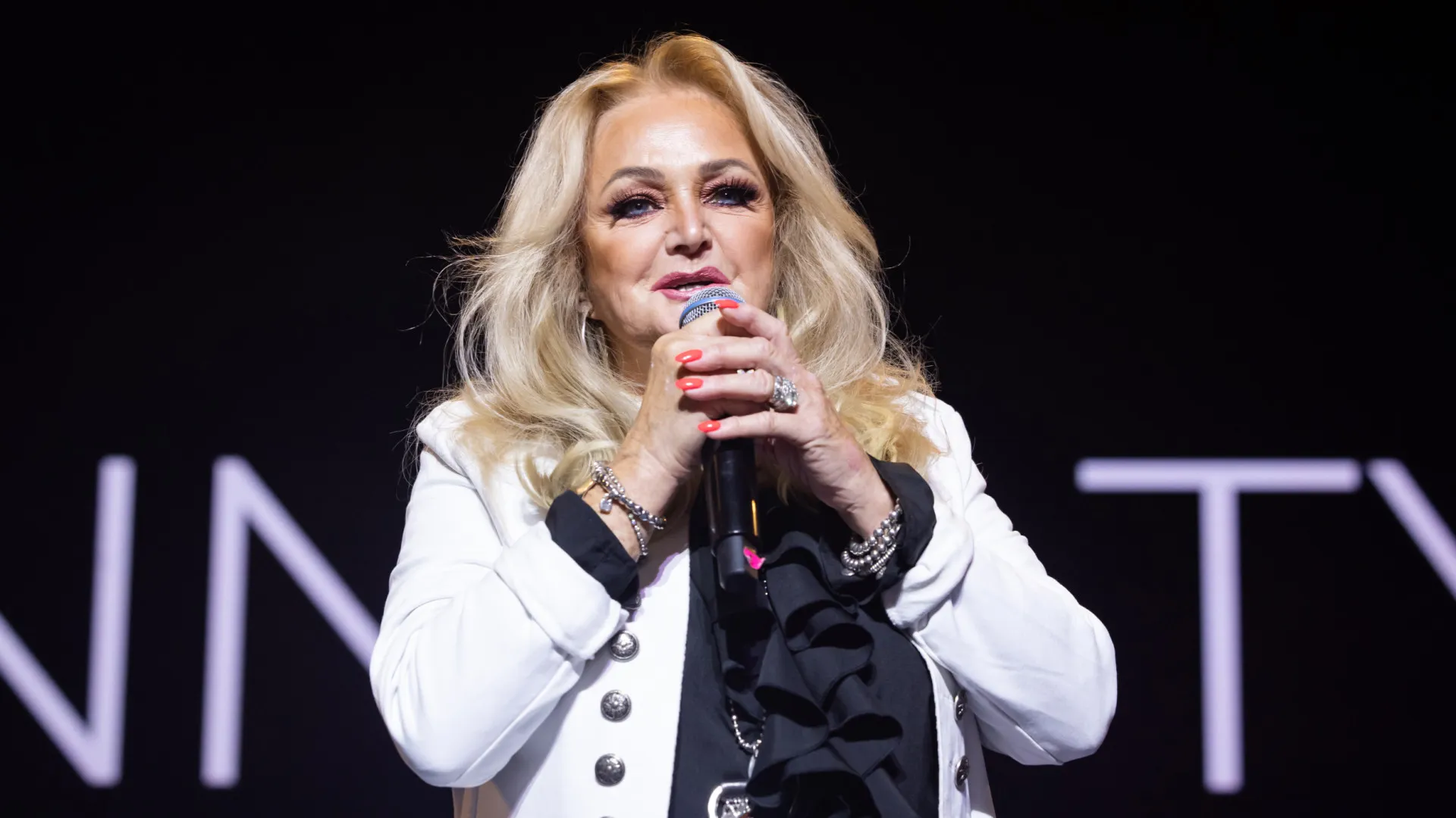 Bonnie Tyler já não se encontra em coma, mas continua muito debilitada