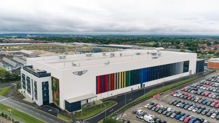 Bentley inaugura su nuevo taller de pintura y presenta el exclusivo ...