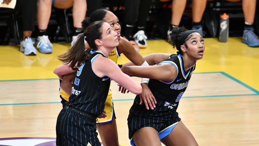Isabelle Harrison ejected for flagrant foul on Angel Reese