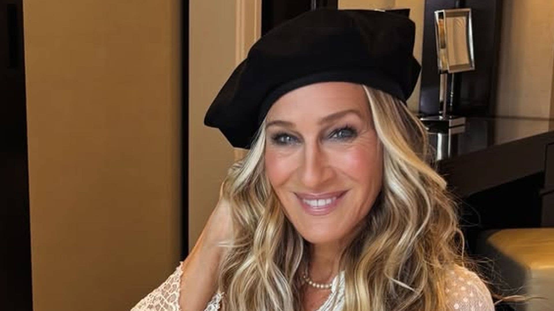 Sarah Jessica Parker graduates at 61 with a total Carrie Bradshaw moment