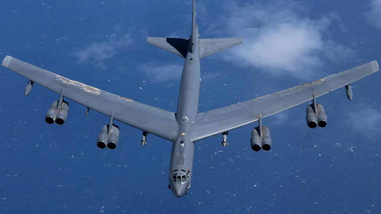 B-52-bombefly styrter ned efter takeoff fra Edwards Air Force Base i ...