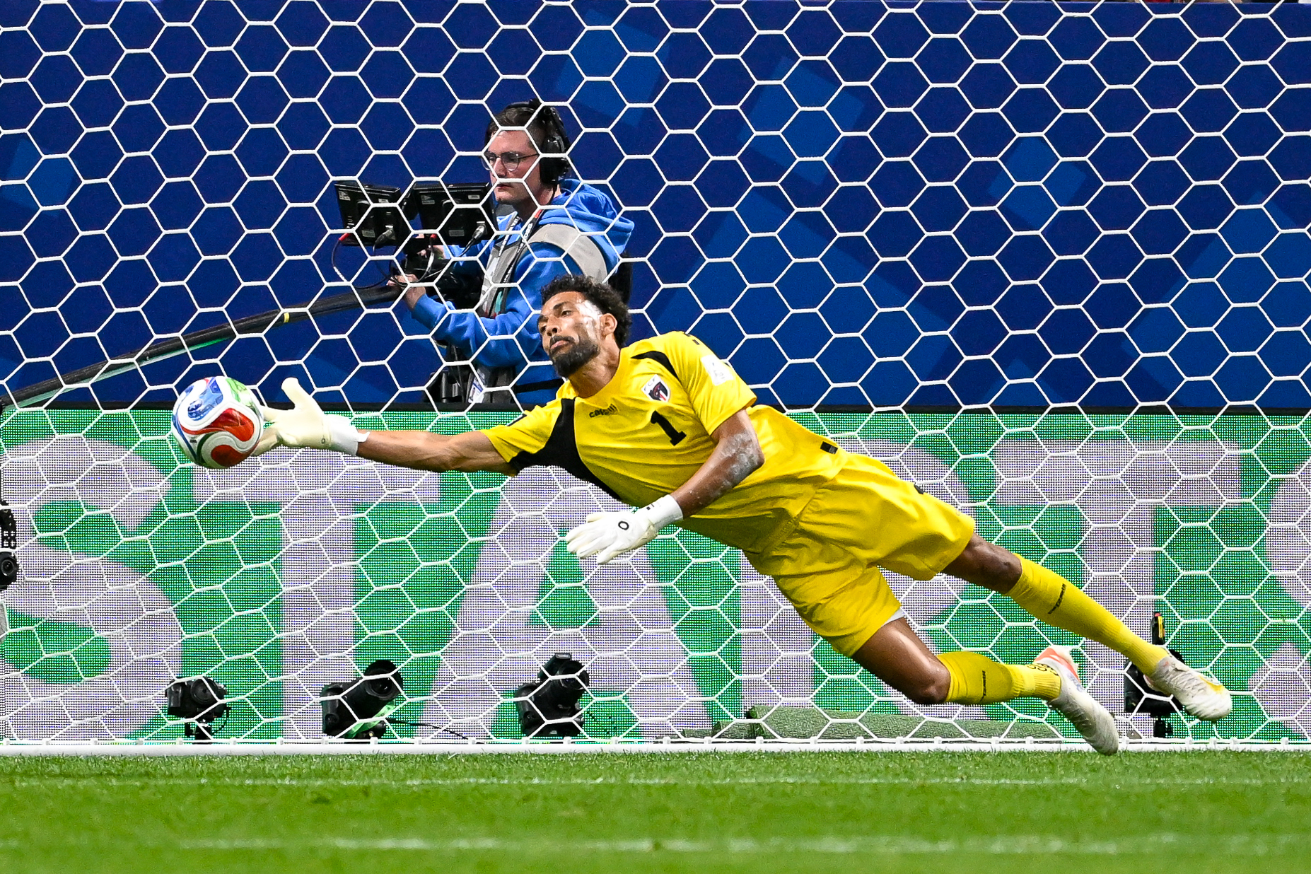 Mother of Cape Verde goalkeeper Vozinha gets visa to watch son at World Cup