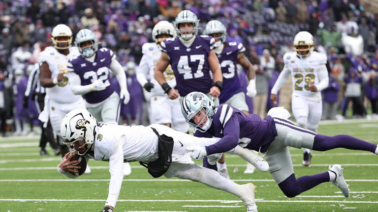 College football recruit's mom goes viral for surprise tackle during ...