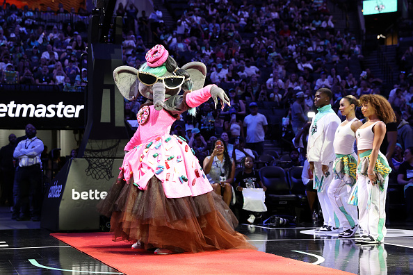 New York continues to celebrate after finals win with Ellie the ...