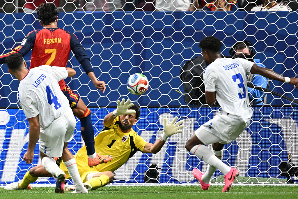 Huge shock on the cards? Vozinha keeps making history, stopping Spain 😱