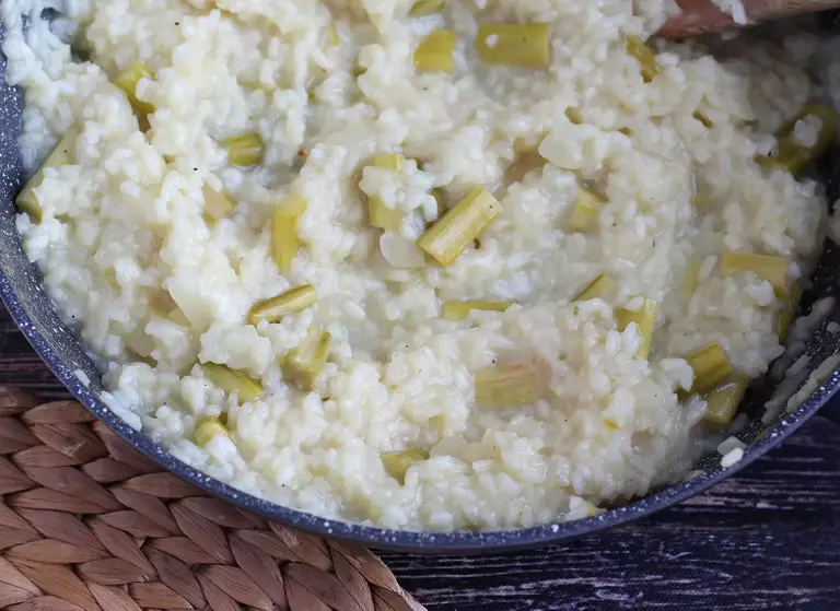 Yeşil kuşkonmaz ve parmesanlı risotto