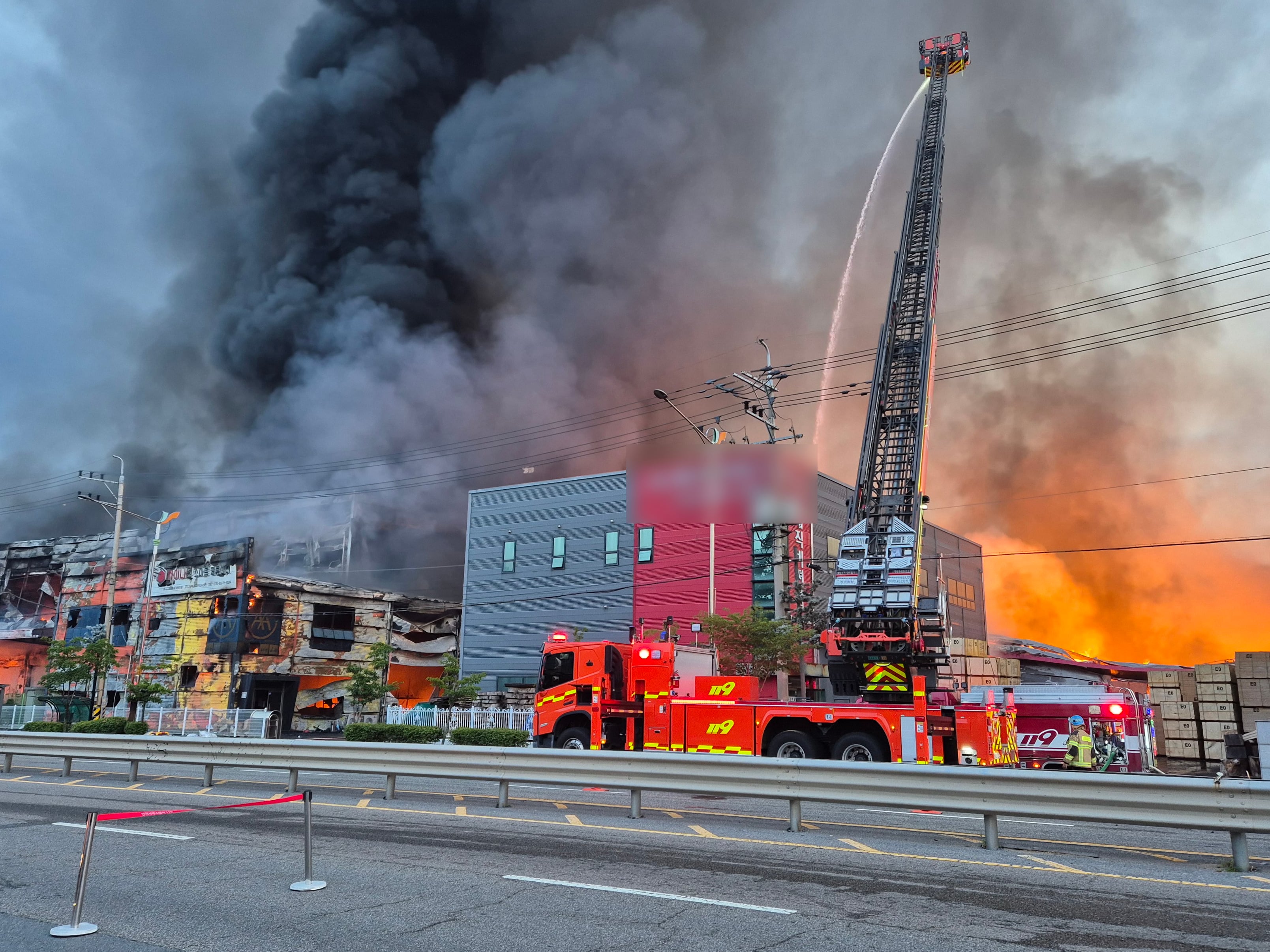 Incheon machinery plant fire engulfs 27 units