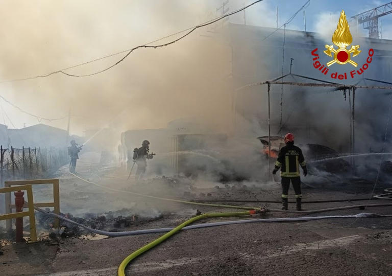 A fuoco bancali nel cortile di una ditta nel Modenese, non si ...