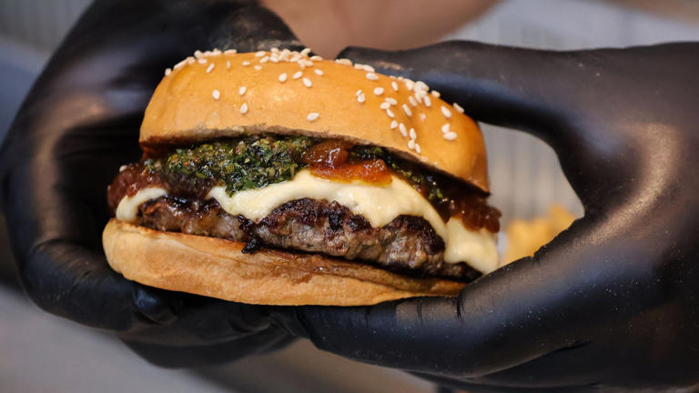 Lanzan la hamburguesa mundialista “anulo mufa” como cábala para la ...