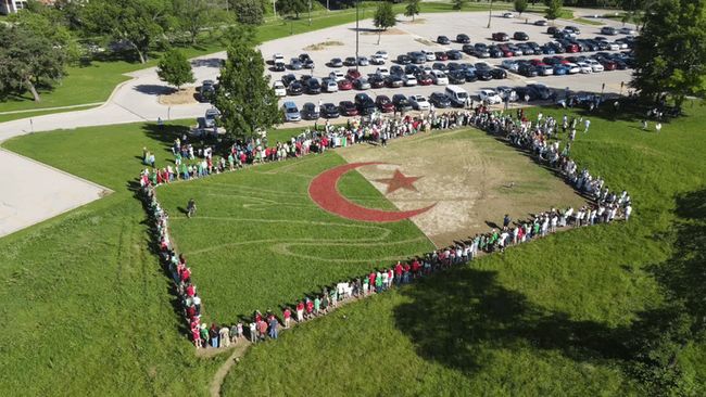 Giant Algeria flag created on Kansas lawn to welcome World Cup team