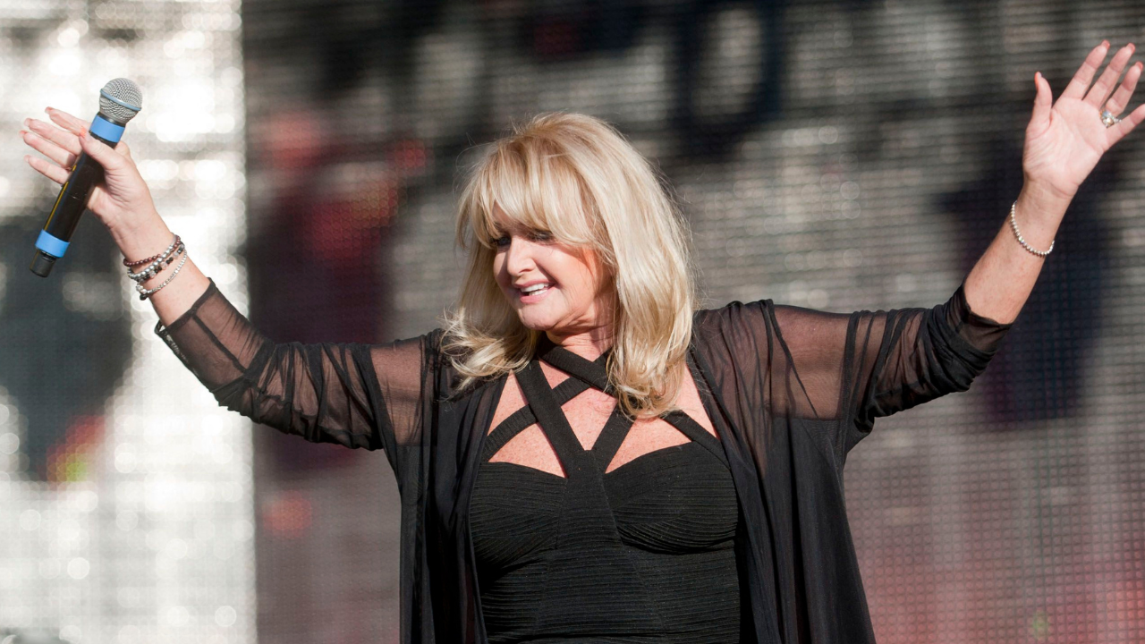 Beloved singer whose voice ‘defined an era’ emerges from coma as fans ...