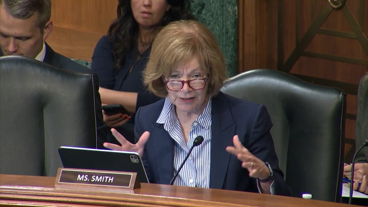 'It could also create risks': Sen. Tina Smith sheds light on AI ...