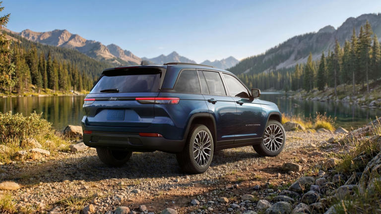Les versions Trailhawk et Overland font un retour dans le Jeep Grand ...