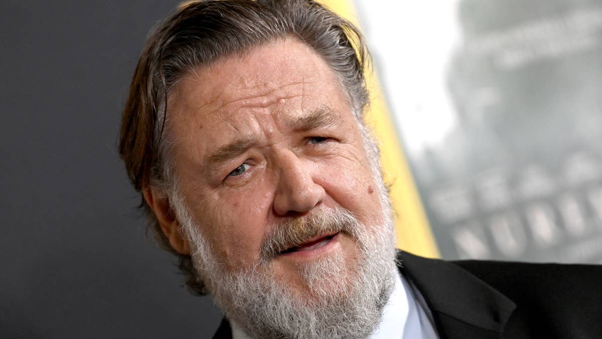 Svelte Russell Crowe, 62, holds hands with girlfriend Britney Theriot ...
