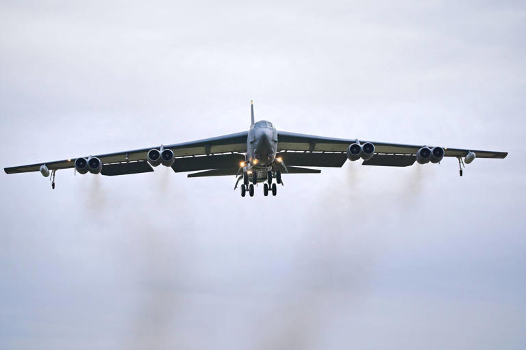 B-52-Bomber kurz nach Start in Kalifornien abgestürzt