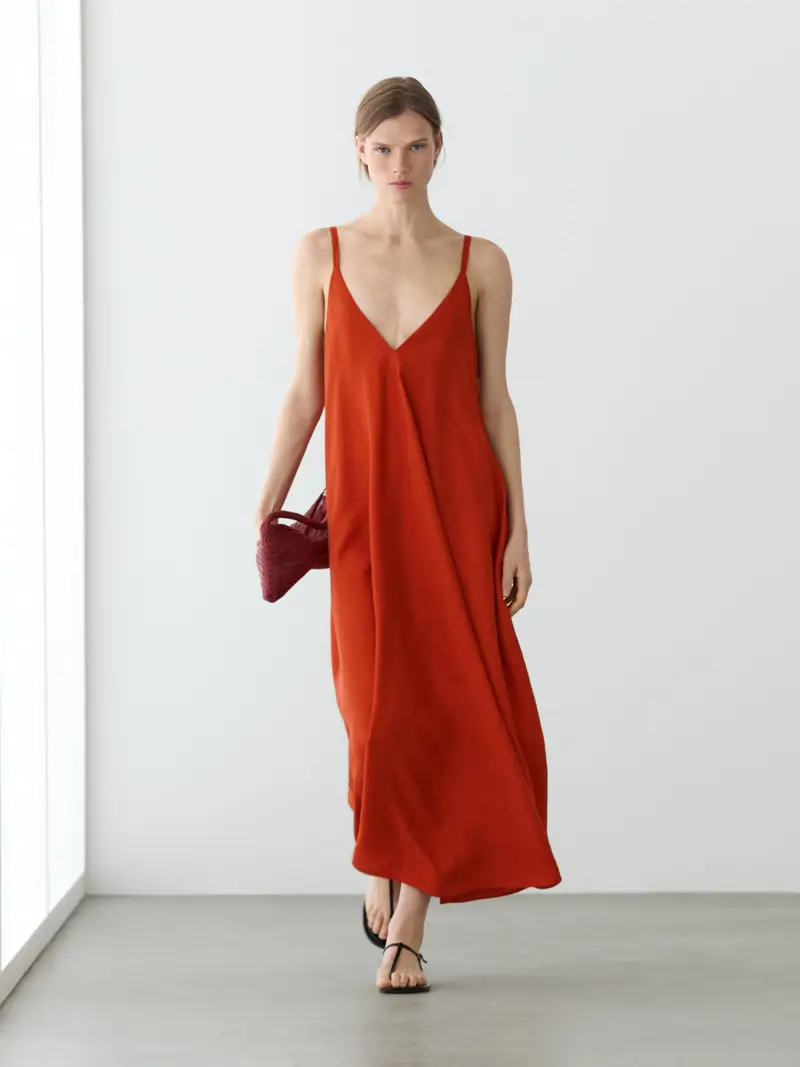 El vestido largo y fluido que no marca y respira lujo silencioso