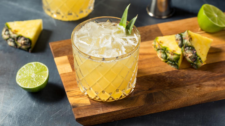 How to make a refreshing pineapple cocktail with 3 simple ingredients