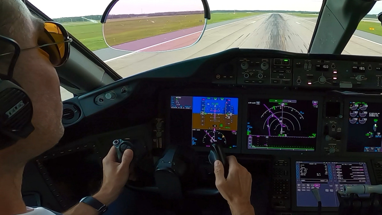 Boeing 787 departs from Orlando in a Just Planes feature