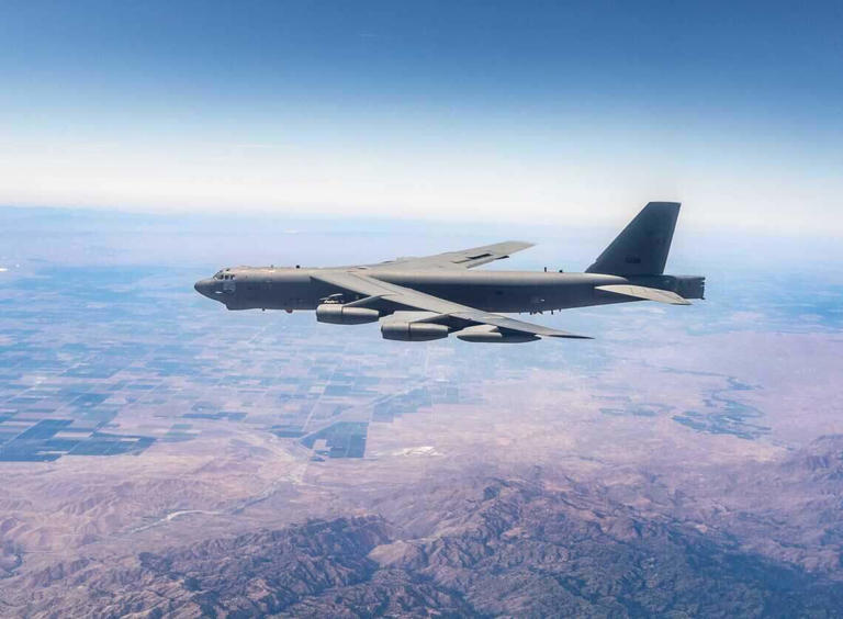 8 killed after B-52 crashes at Edwards Air Force Base in Southern ...