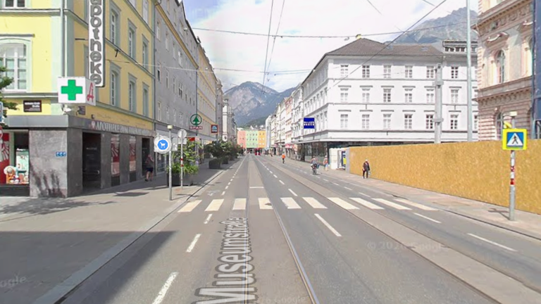 Brutale Attacke! Fremde rammt Frau Flasche ins Auge