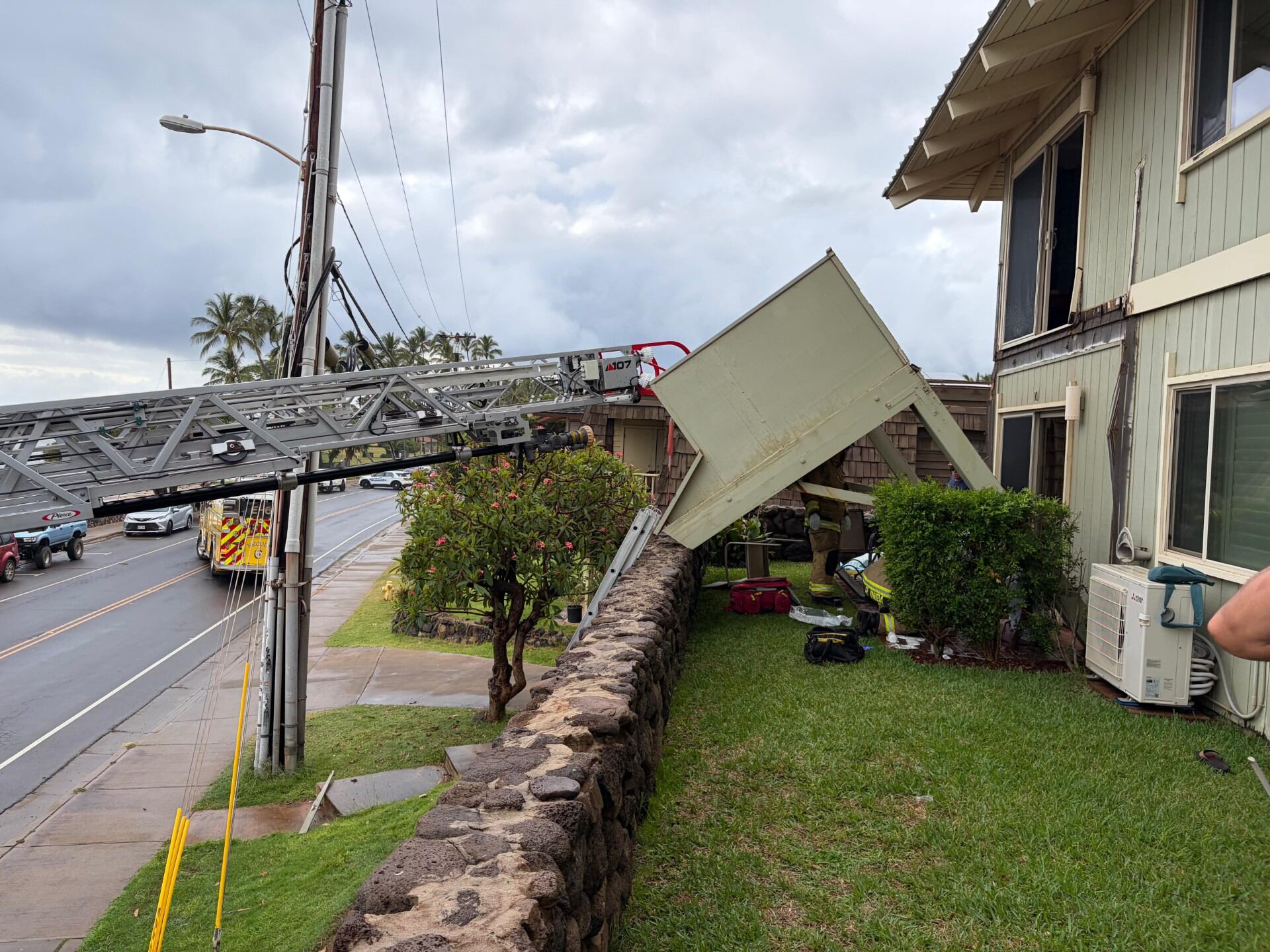 Condo balcony collapse injures 6 in Kihei