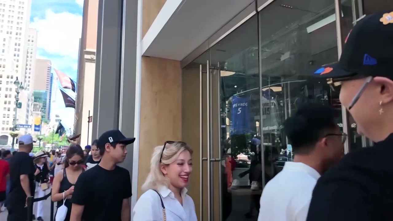 Knicks fans pack New York NBA store after Finals victory